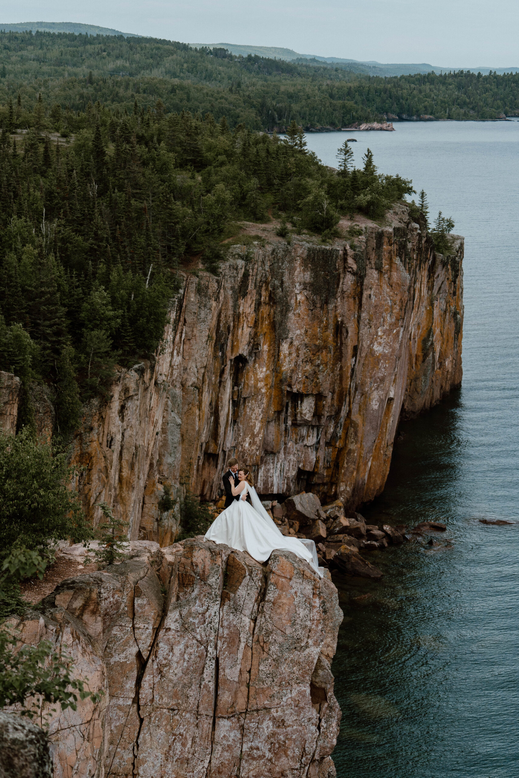 A Dreamy Minnesota Wedding On The Shores Of Lake Superior at Bluefin ...